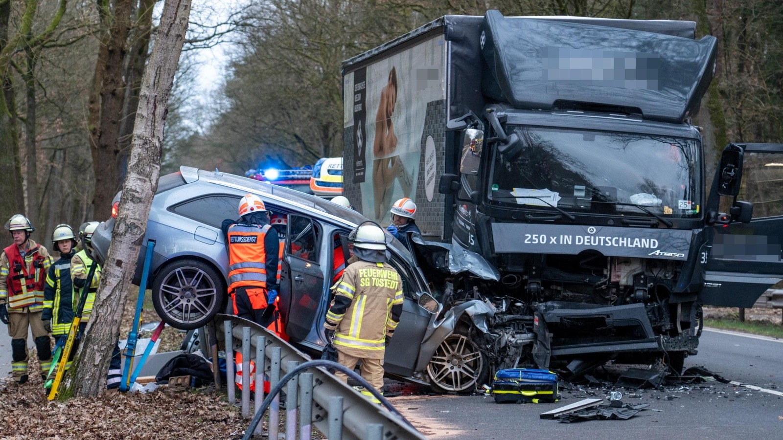 Tostedt: Audi kollidiert frontal mit Lkw – Fahrer schwer verletzt