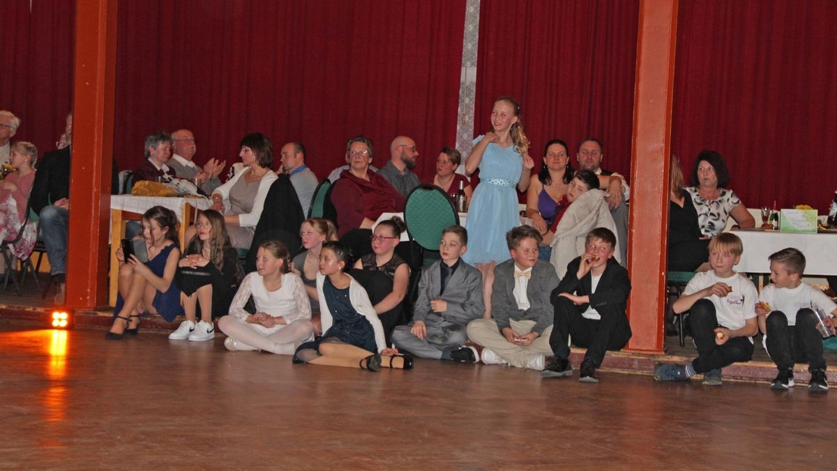 Schüler tanzen auf dem Parkett des Hammersaals