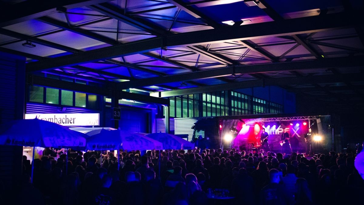 Feierliche Übergabe von Jubiläums-Hoodies durch Bikar