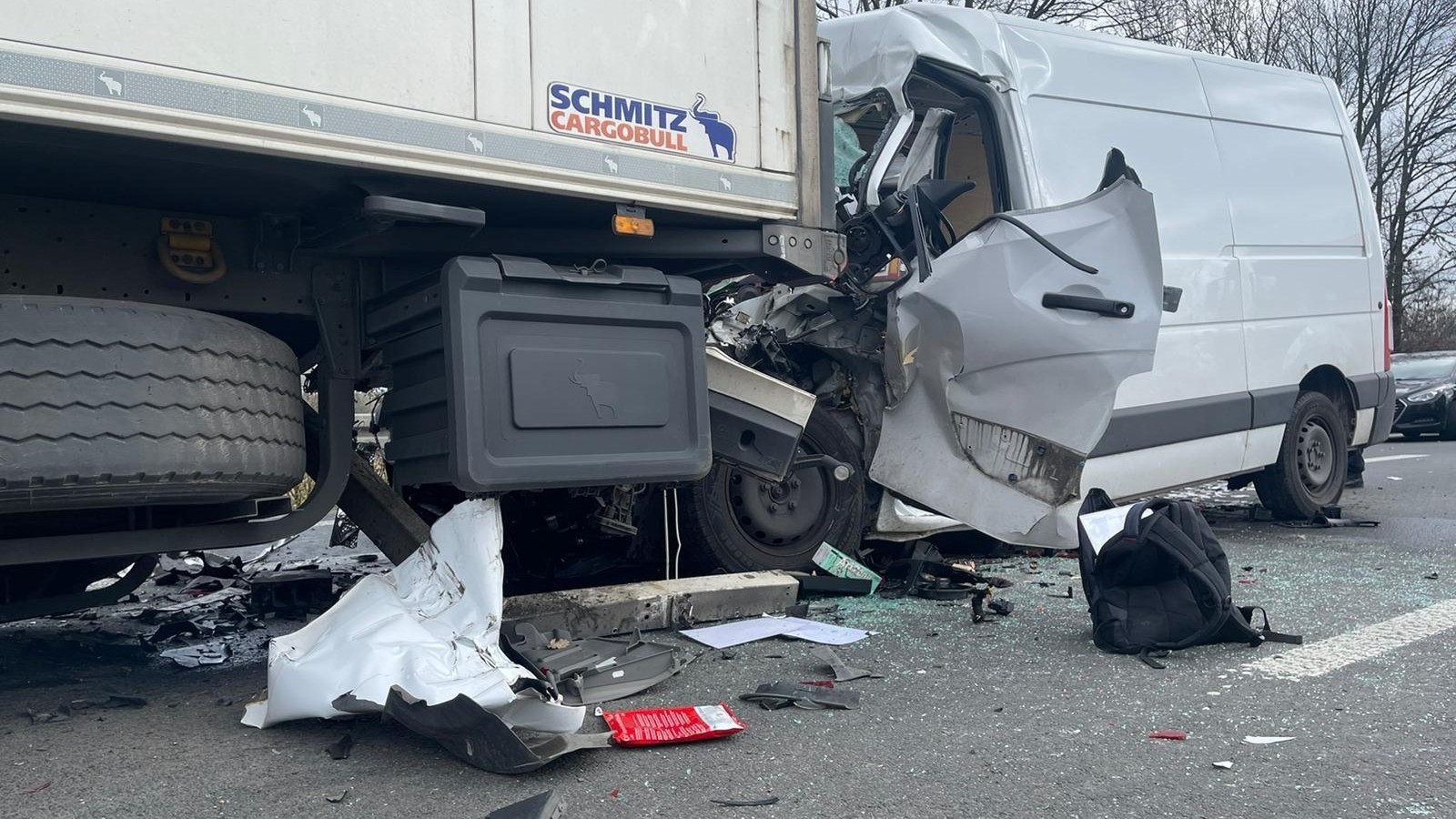 B236 in Dortmund: Fahrer nach Unfall in Lebensgefahr