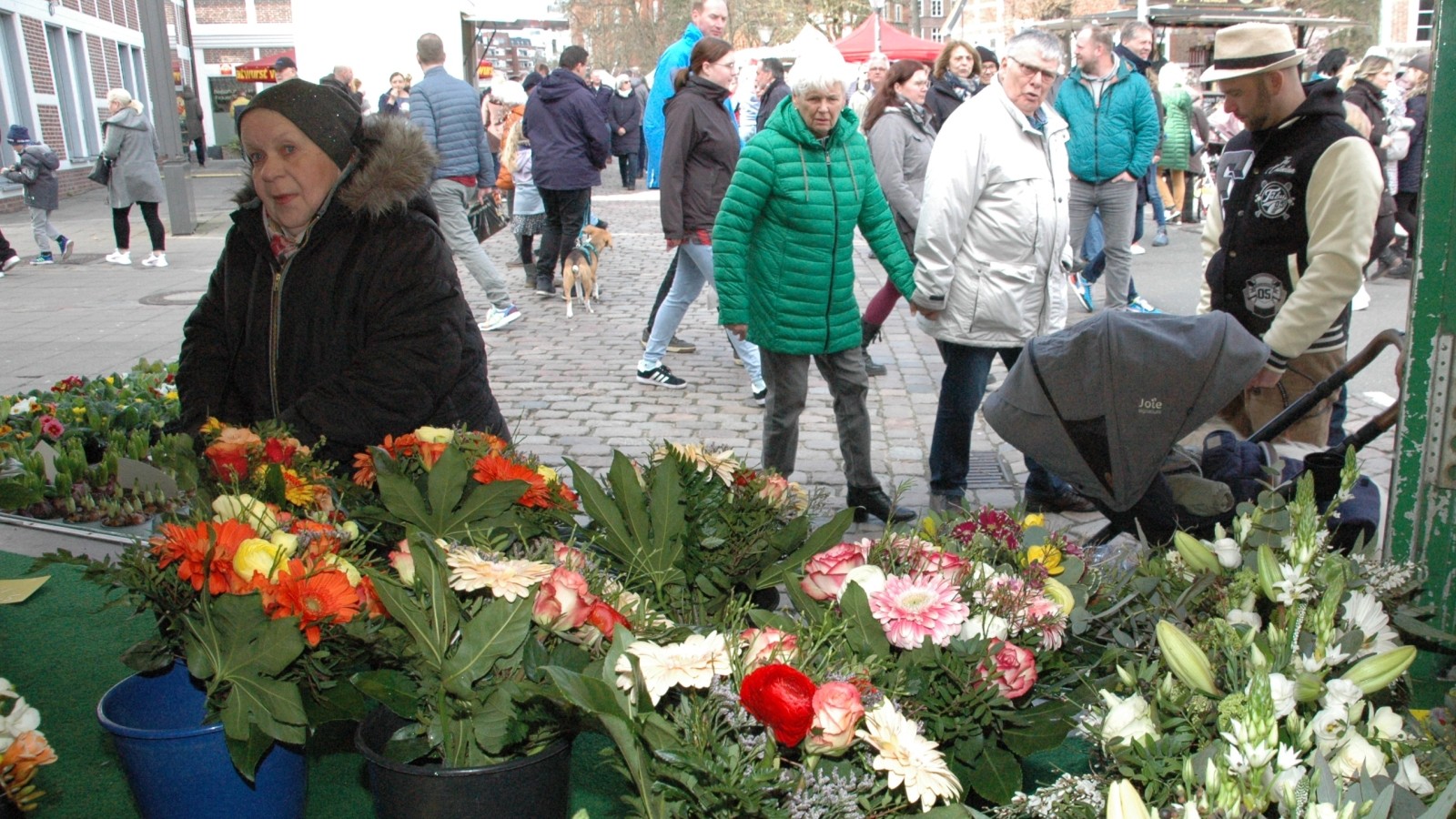 Bergedorfs Ostermarkt lockt mit bunten Blumen und Streetfood