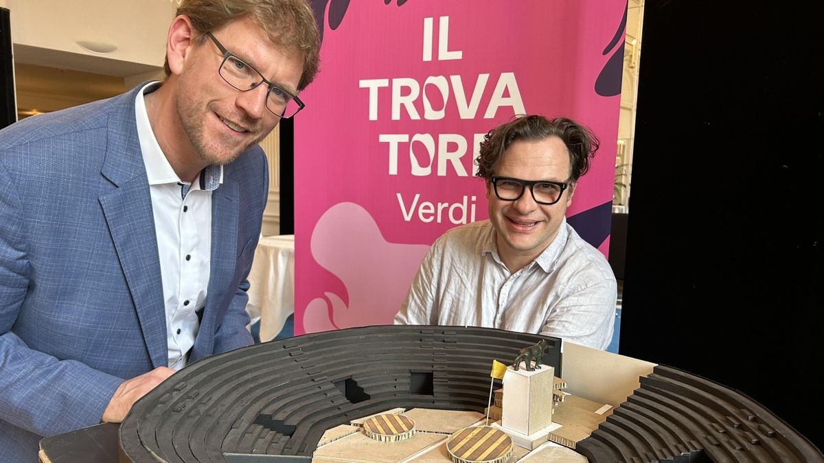 Kunstblut strömt bei Verdis Schauer-Oper auf dem Burgplatz