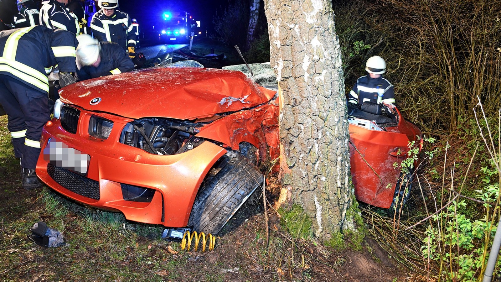 BMW-Fahrer nach Unfall über eine Stunde im Wrack eingeklemmt