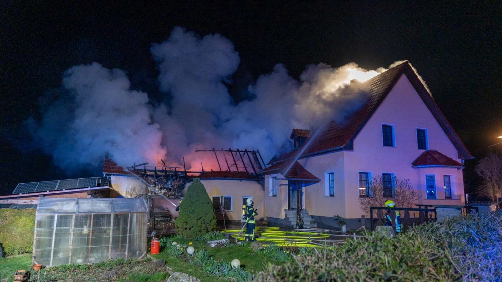 Wohnhaus im Weimarer Land nach Brand unbewohnbar – die Bilder vom Einsatz