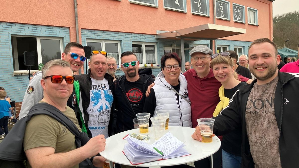 Osterhase schlägt Purzelbäume in Greiz-Sachswitz