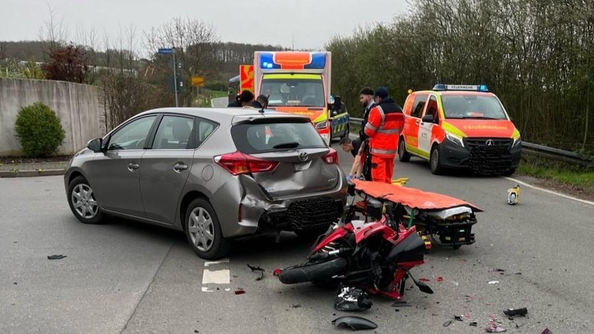 Hagen: Motorradfahrer kracht ungebremst auf Auto