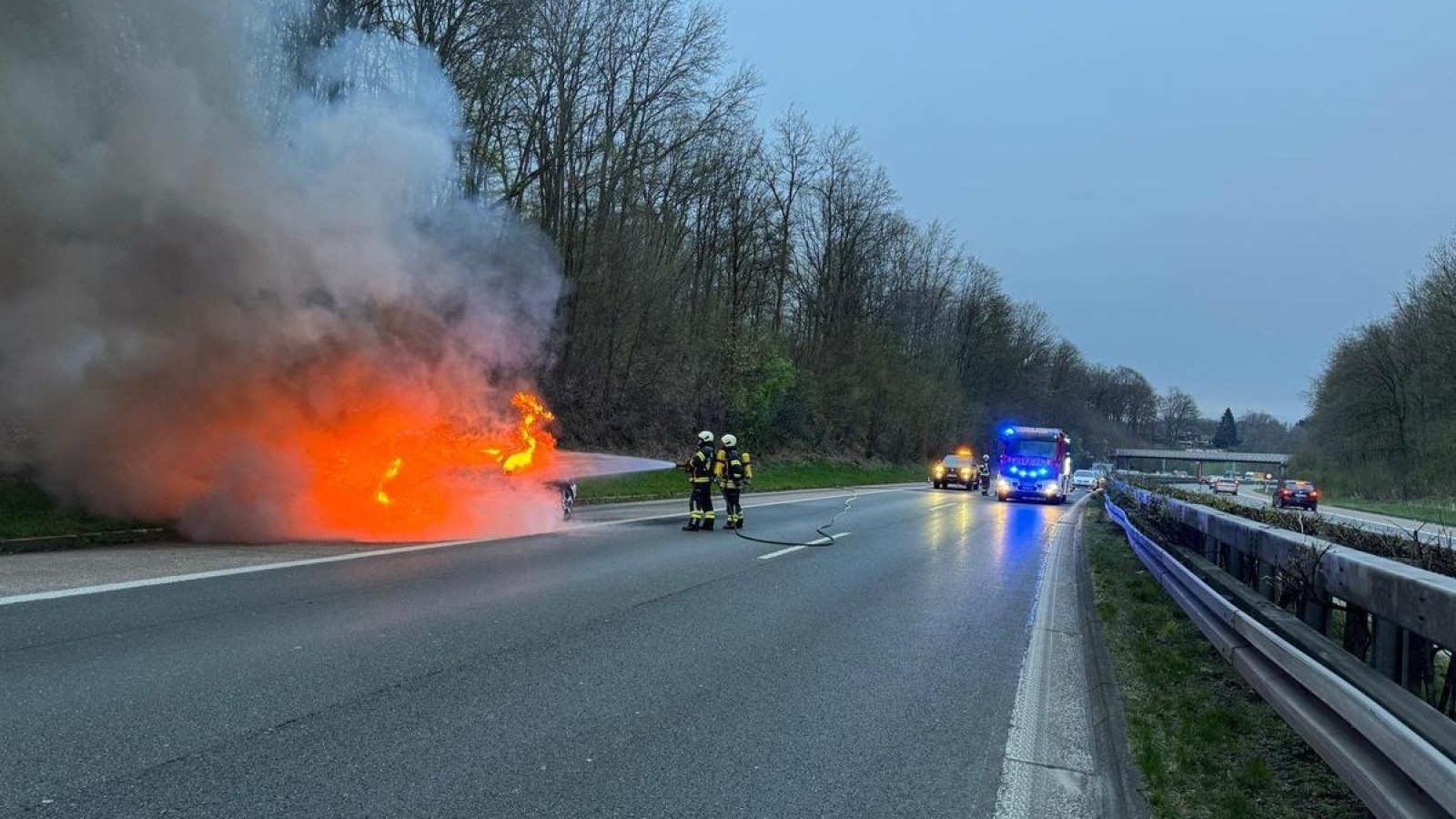 Sprockhövel: Auto brennt auf der Autobahn völlig aus