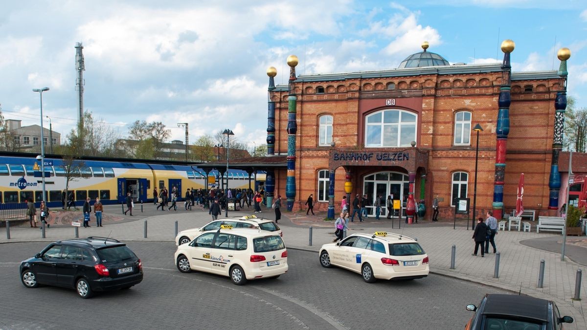 Uelzen: Zweijährige fällt in Gleisbett, Vater springt hinterher