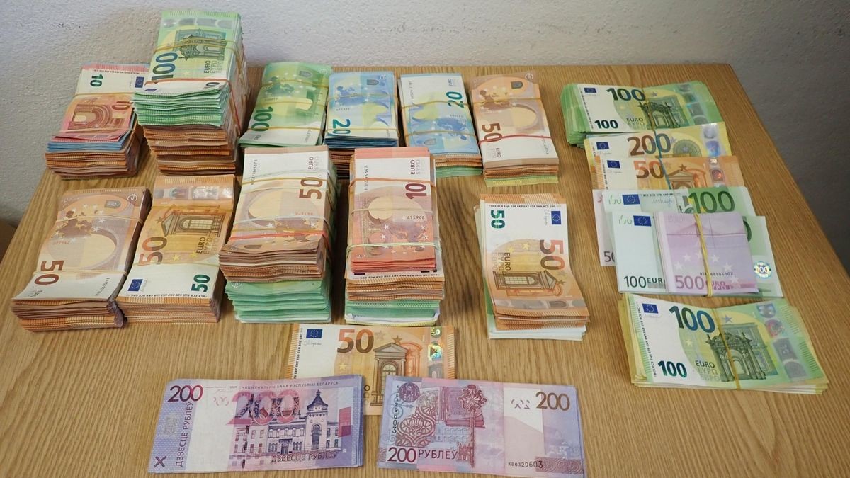 Zöllner finden an der Landesgrenze zu Thüringen 227.000 Euro Bargeld in ...