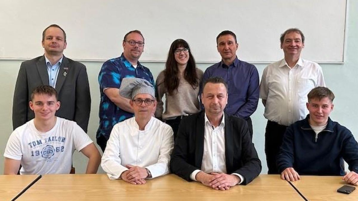 Apoldaer Gymnasiasten fühlen Bürgermeisterkandidaten auf den Zahn