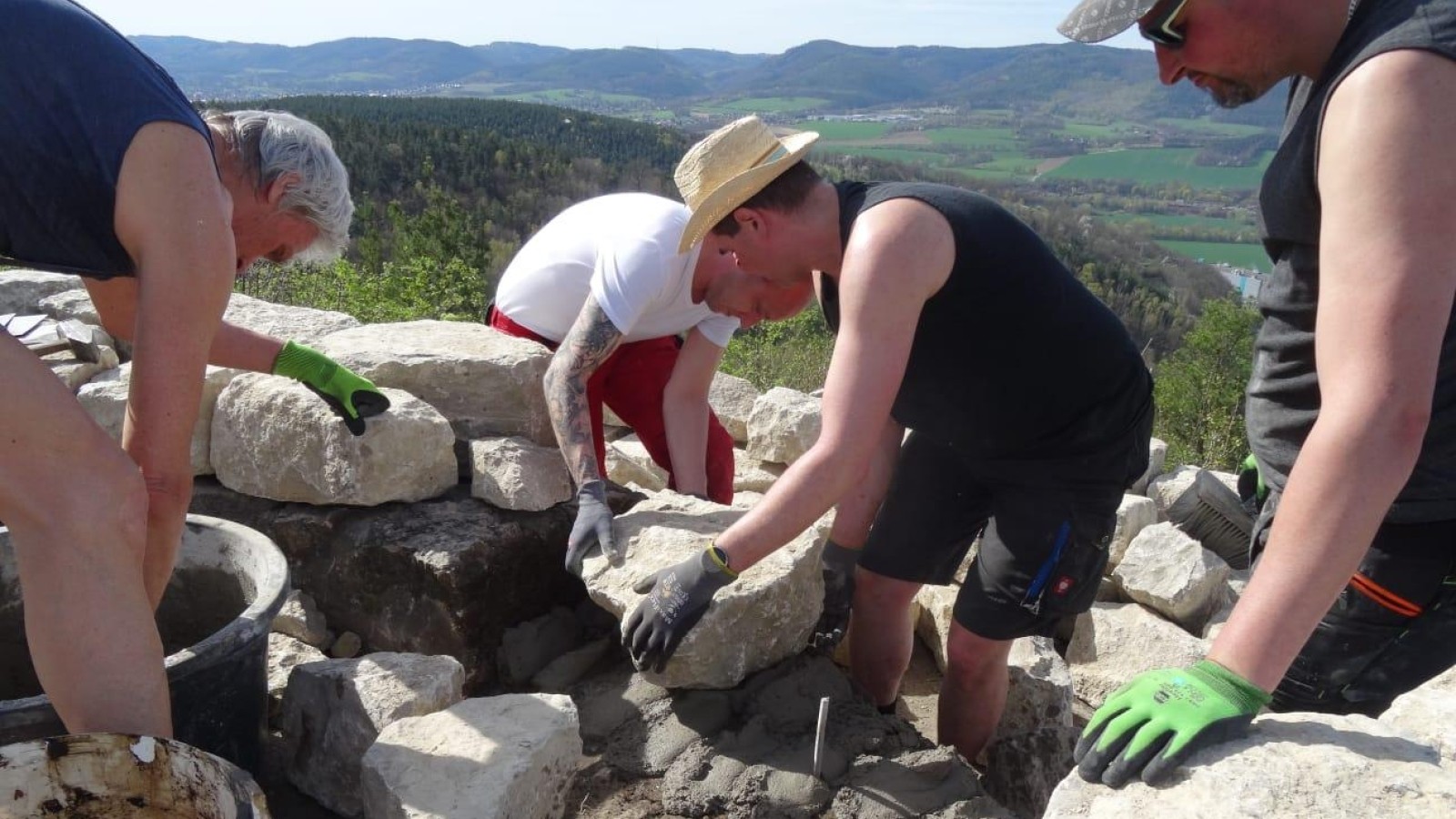 Wiederaufbau der steinernen Schutzhütte auf der Preilipper Kuppe