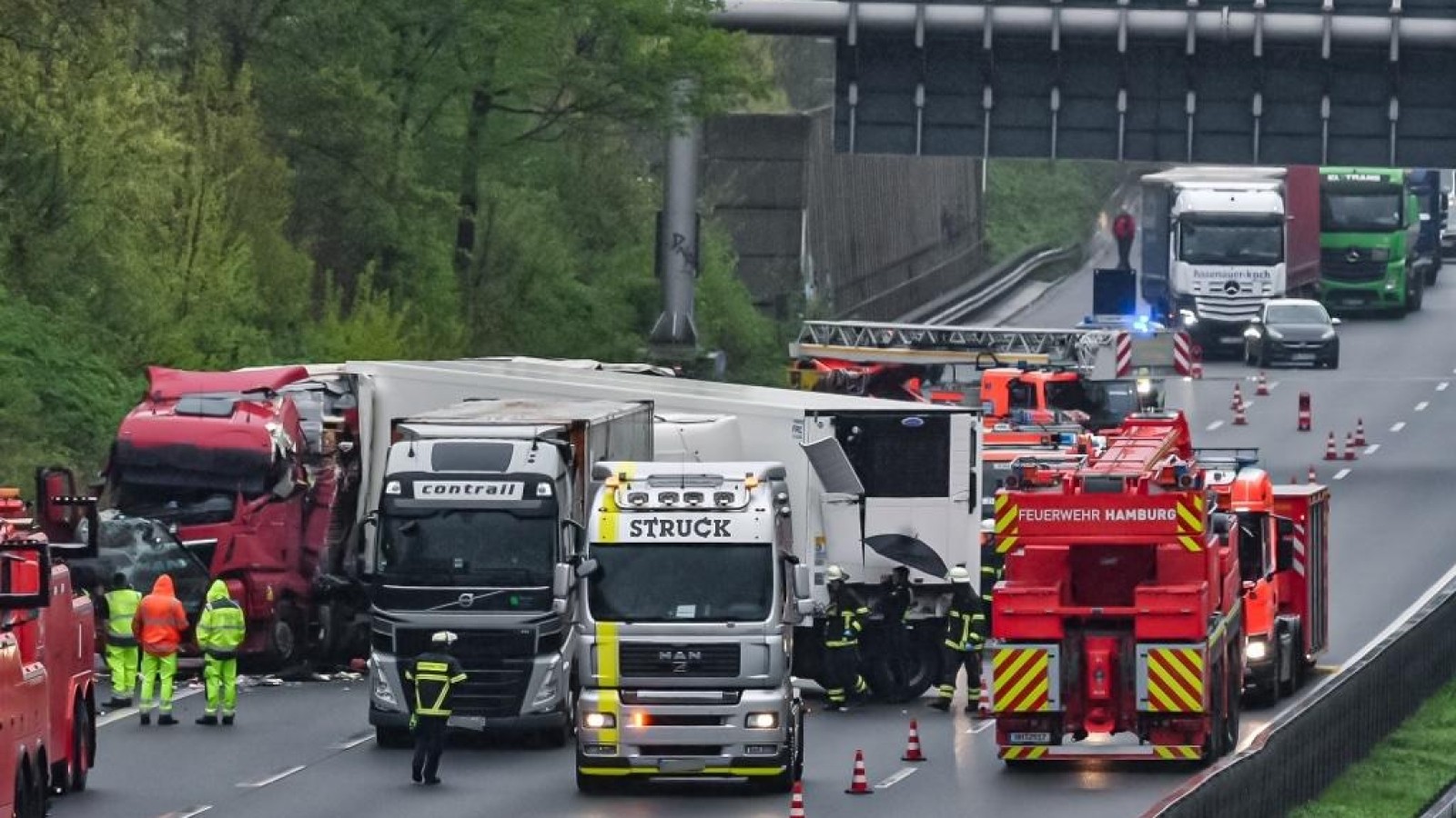 A1 Hamburg: Unfall mit drei Lkw – Teilsperrung wegen Aufräumarbeiten