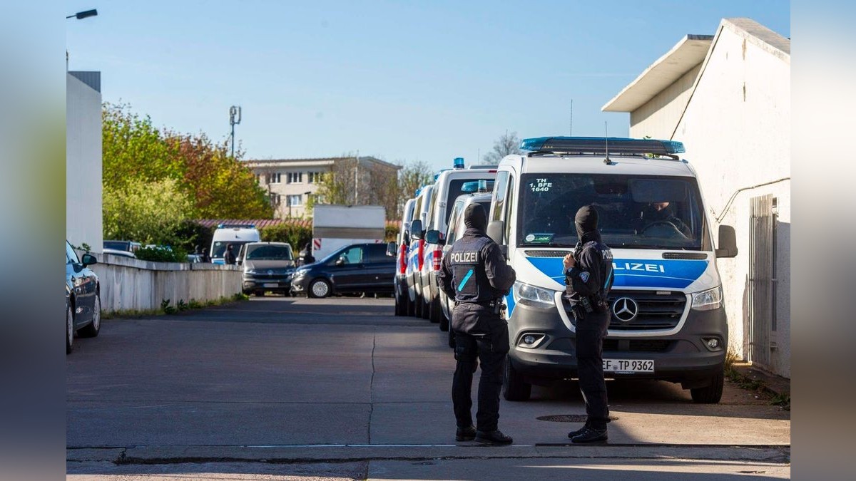 Bilder vom Großeinsatz von Polizei, Zoll und Finanzamt in Erfurt