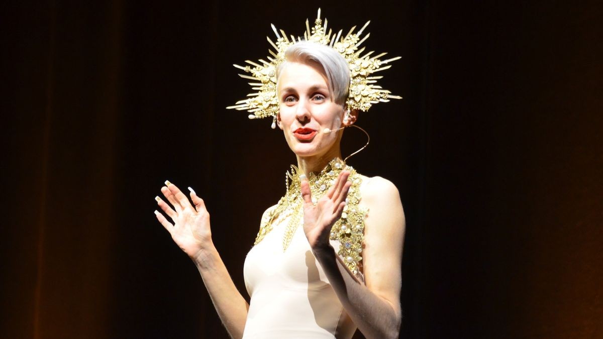 Lisa Eckhart: „Kaiserin Stasi“ zog in Norderstedt vom Leder