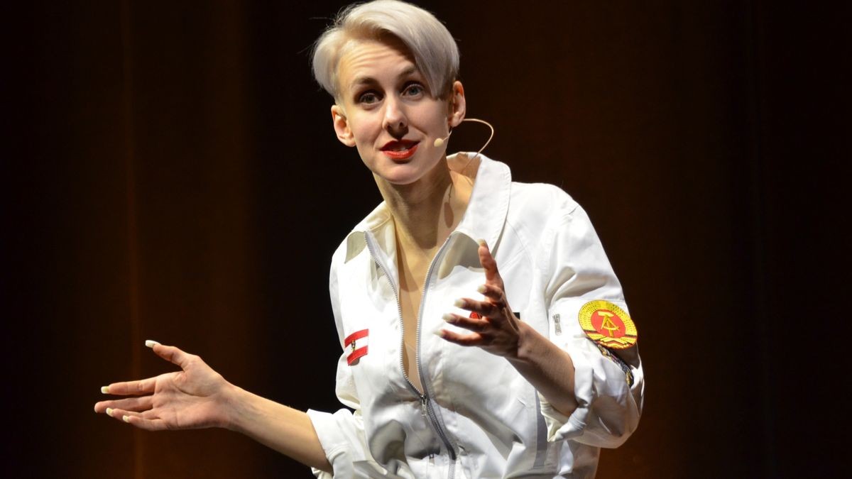 Lisa Eckhart: „Kaiserin Stasi“ zog in Norderstedt vom Leder