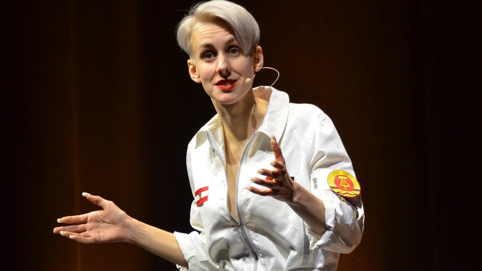 Lisa Eckhart: „Kaiserin Stasi“ zog in Norderstedt vom Leder