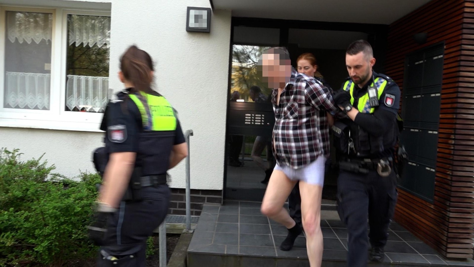 Polizei Hamburg: Frau mit Messer lebensgefährlich verletzt: Ehemann in Haft