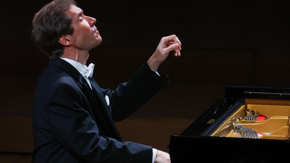 Der Dirigent lässt die Geister im „Zauberlehrling“ tanzen