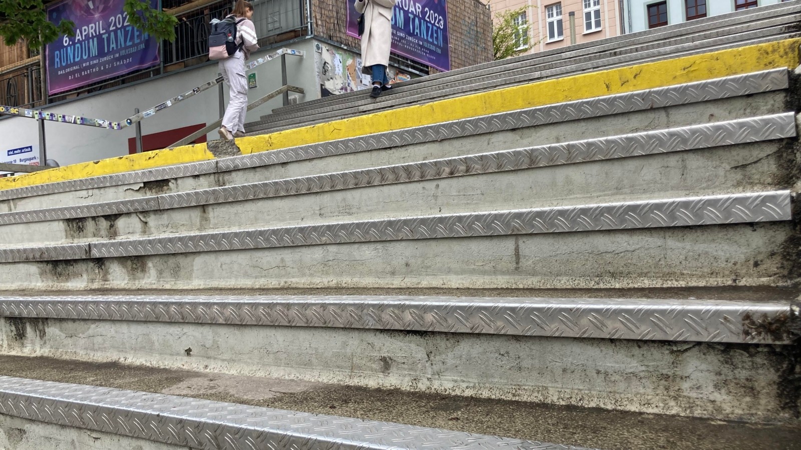 Roter Teppich statt grüne Fassade am Jenaer Eichplatz