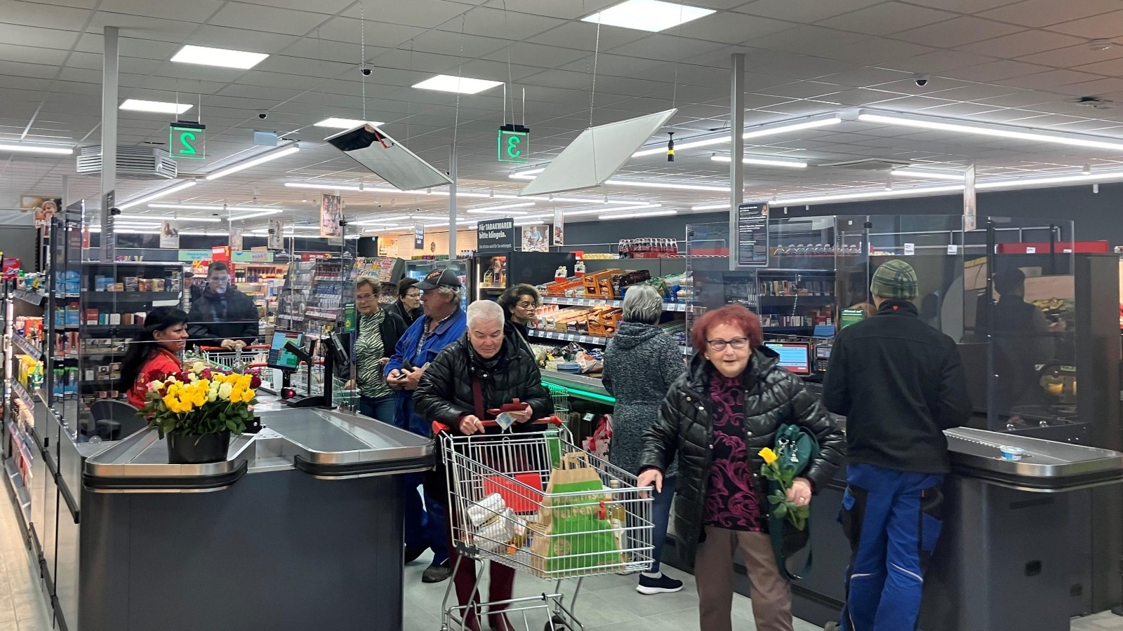 Penny begrüßt Aumaer mit Rosen