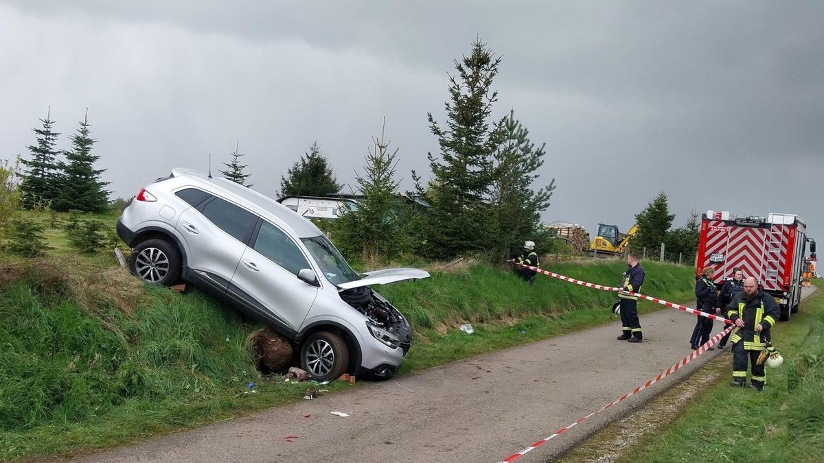 Frau klemmt nach Unfall bei Marsberg schwer verletzt im Auto