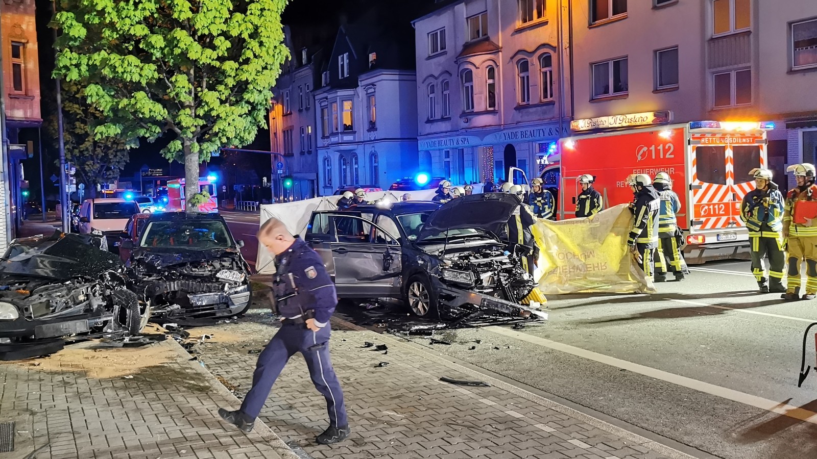Schwerer Unfall mit vier Pkw in Bochum: Fahrer (70) stirbt