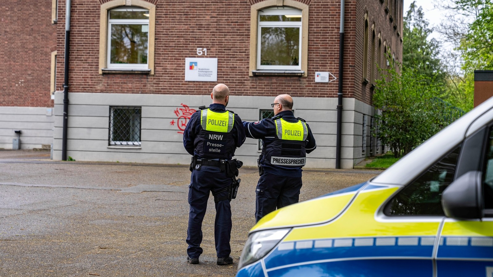 Schule in Neukirchen-Vluyn: Junge (16) mit Messer verletzt