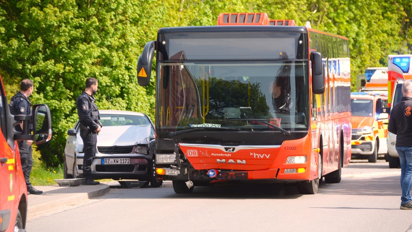 Unfall mit Schulbus, Rettungshubschrauer dreht um
