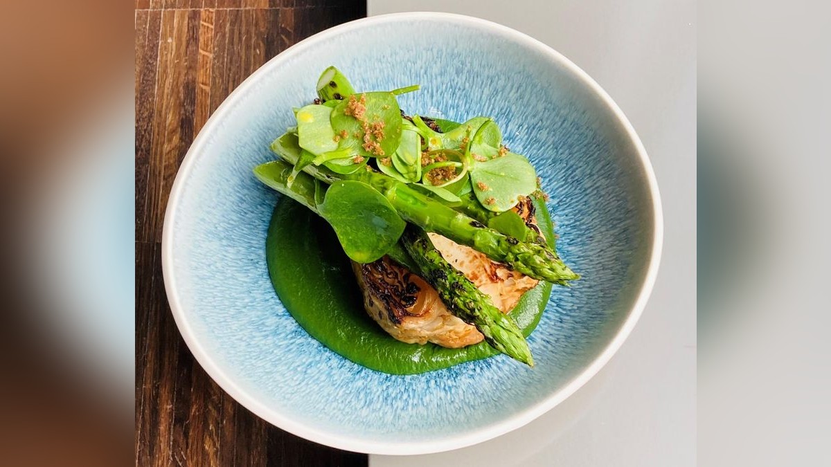 Frühling pur: Gerösteter Ofen-Spitzkohl und grüner Spargel