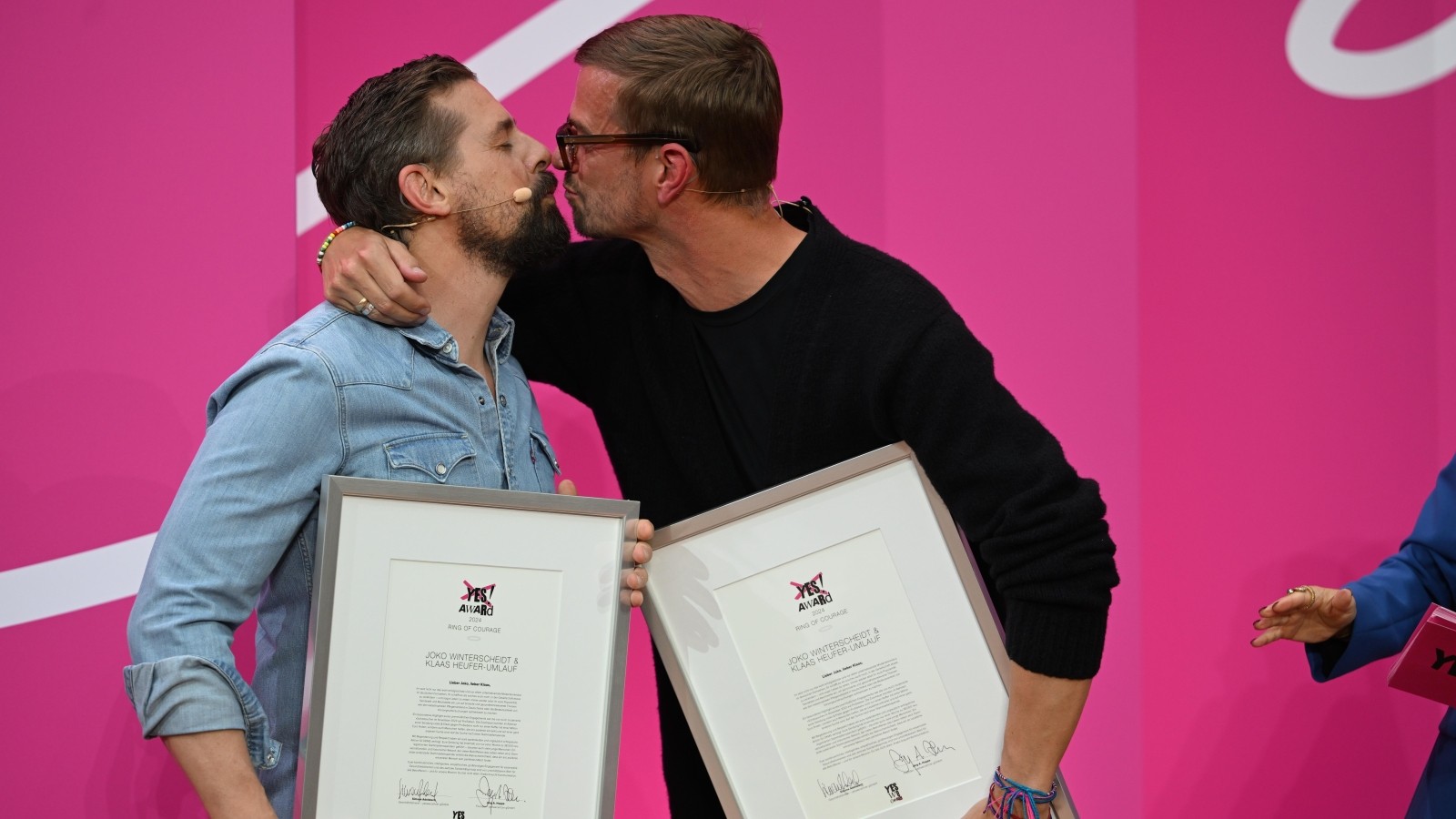 YES!CON in Berlin: Joko & Klaas feiern „Ring of Courage“ mit Küsschen