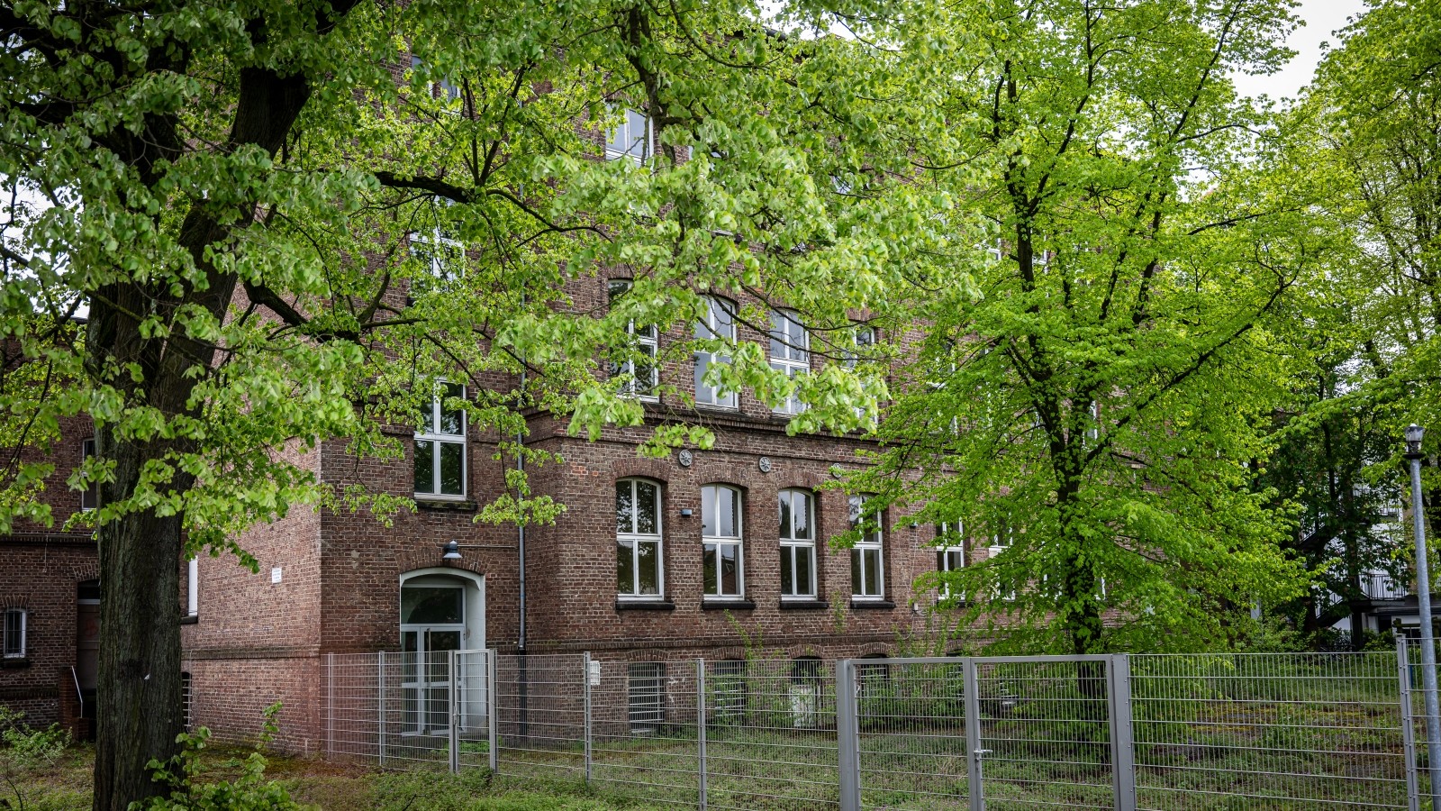 Lost Place seit 13 Jahren: Warum vergammelt die alte Schule?