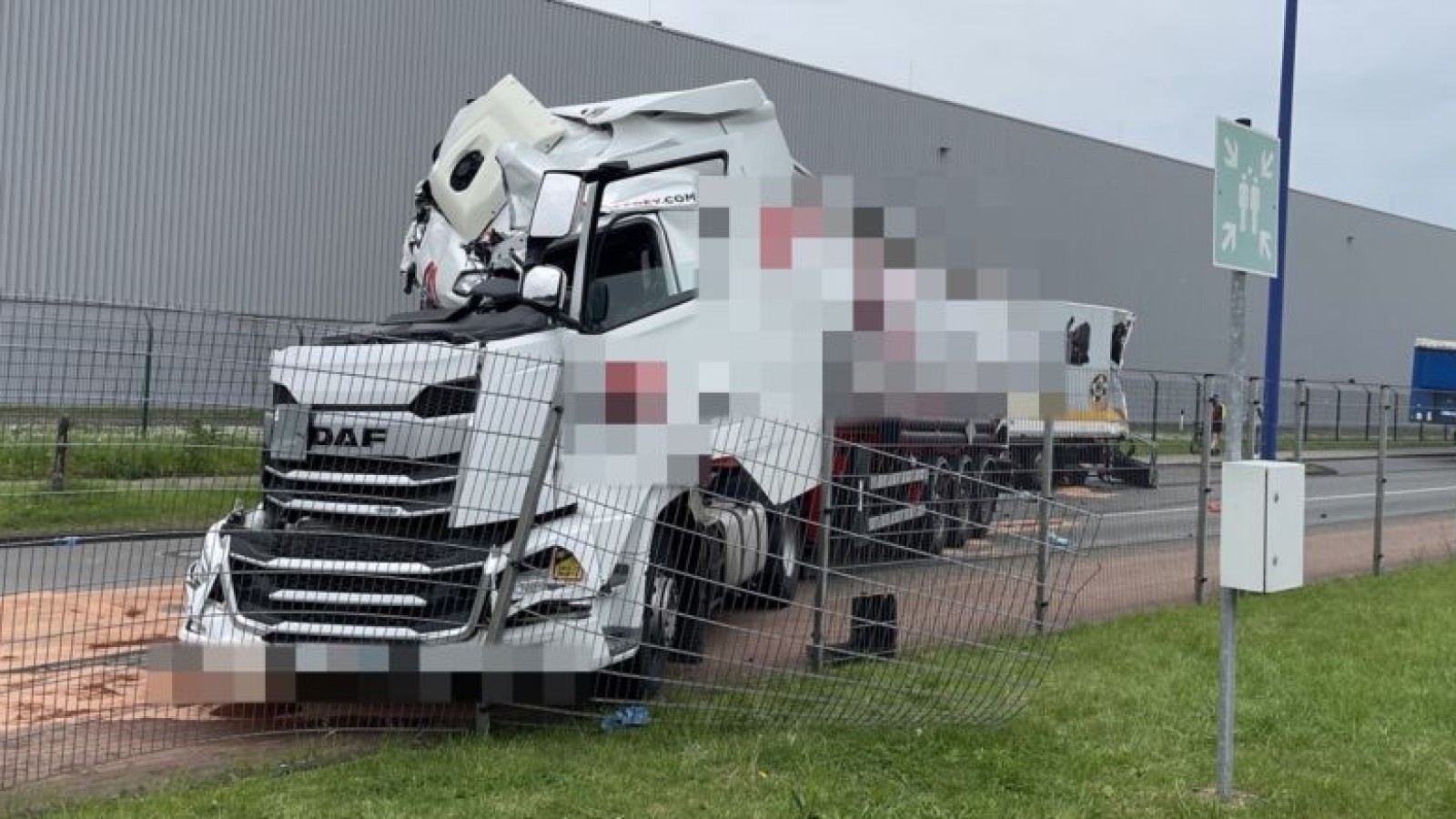 Betrunkener Lkw-Fahrer (54) kracht in geparkten Laster