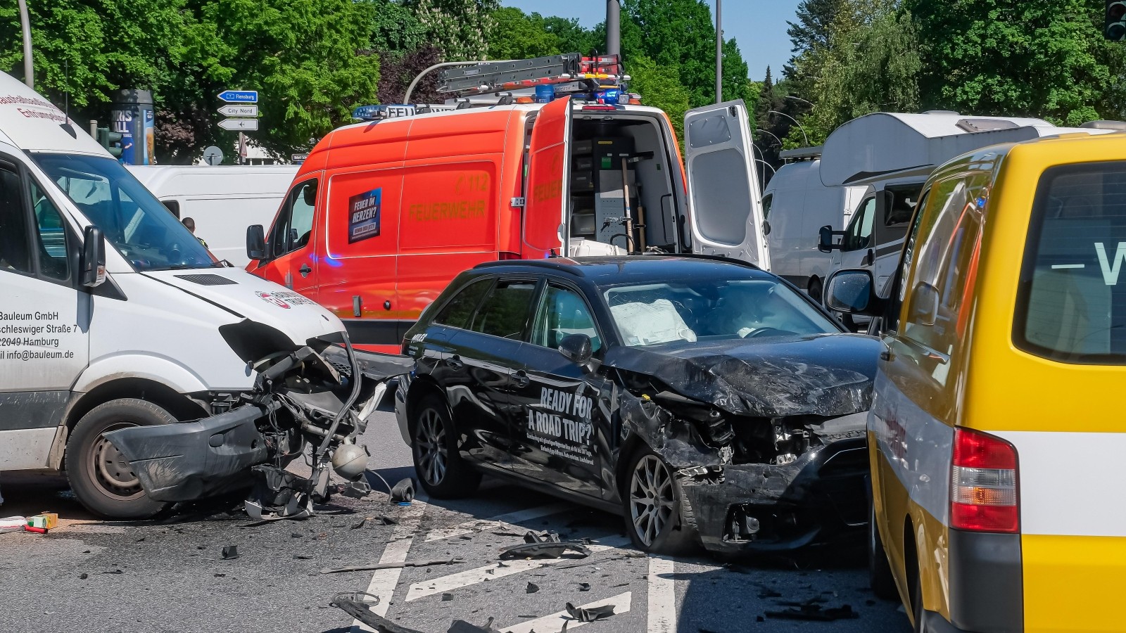 Polizei Hamburg: Transporter kracht in Carsharing-Auto – mehrere Verletzte