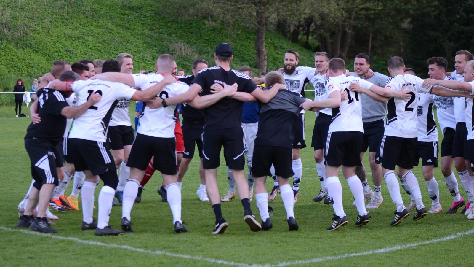 Andy von Rodas Doppelpack entscheidet Derby vor Riesenkulisse