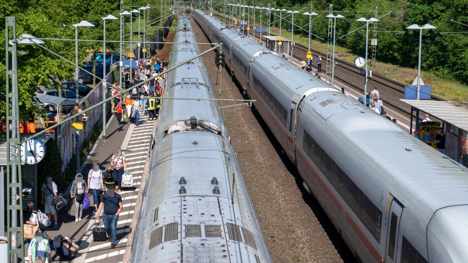 Bahn-Zwischenfall: Stromausfall und Hitze im Zug – voll besetzter ICE ...