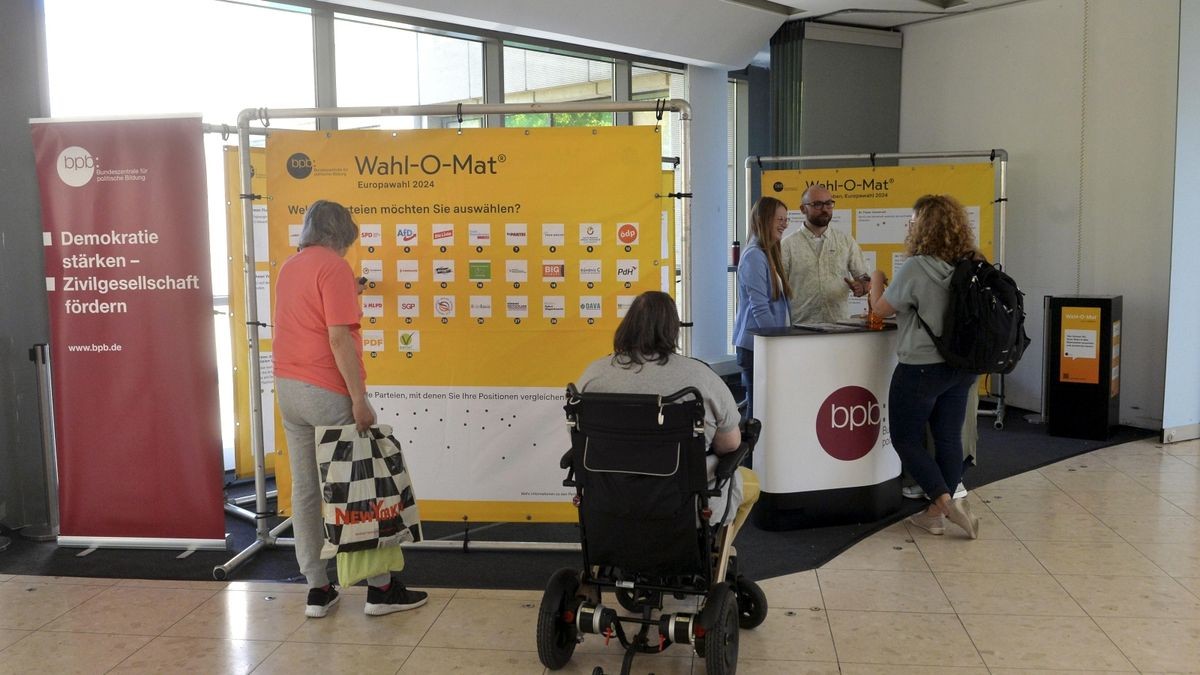 Mit roten und grünen Aufklebern durch den Parteiendschungel zur Europa-Wahl