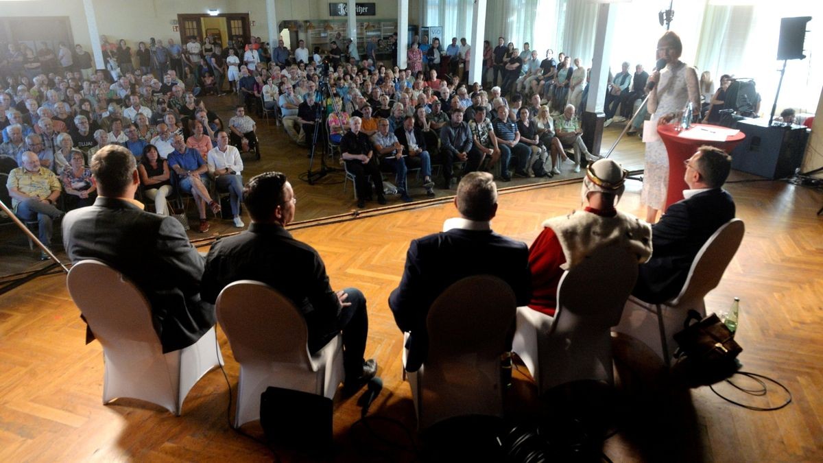 Podium mit allen Kandidaten zur Oberbürgermeisterwahl in Gera