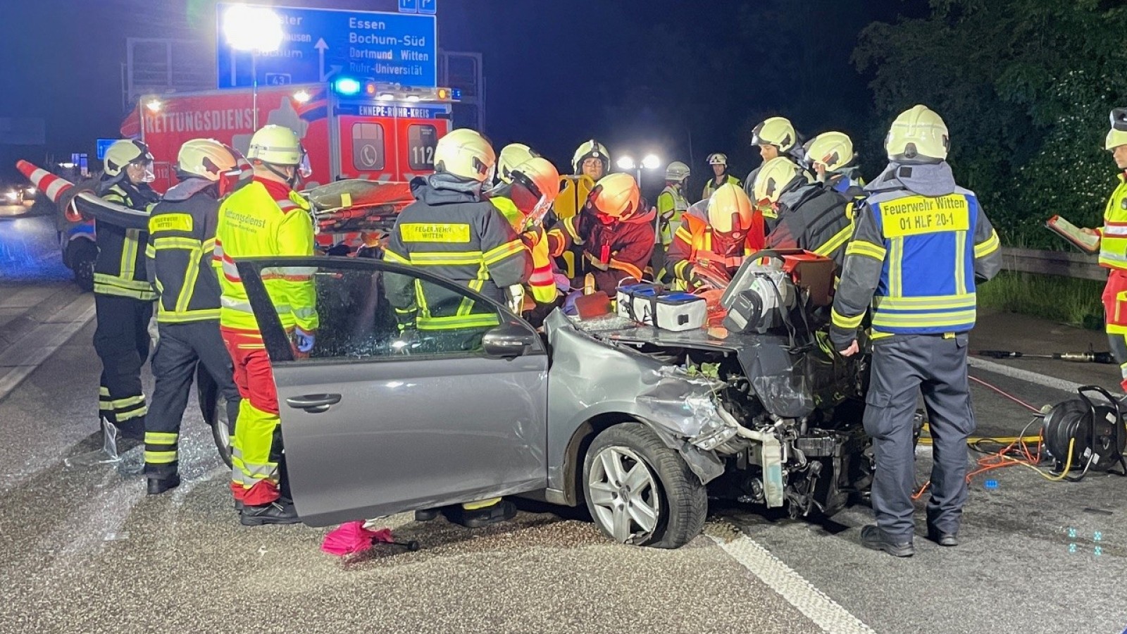 Vier Schwerverletzte bei Unfall auf A43 – Autobahn gesperrt