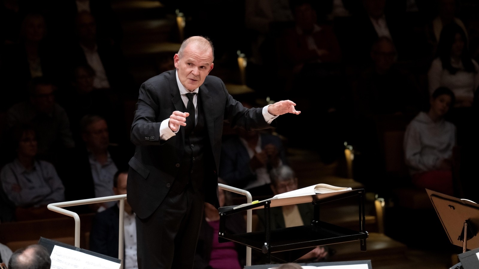 Dirigent François-Xavier Roth verschlankt die Philharmoniker