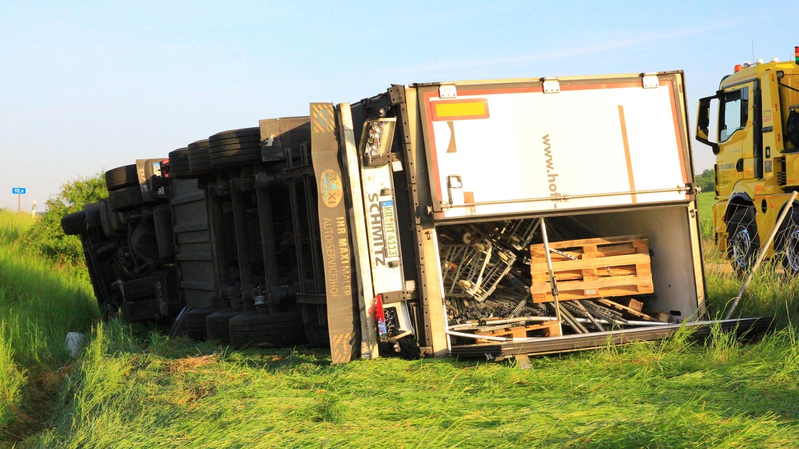 Teil-Sperrung nach Lkw-Unfall auf A38: Sattelzug kippt um - Fahrer schwer verletzt