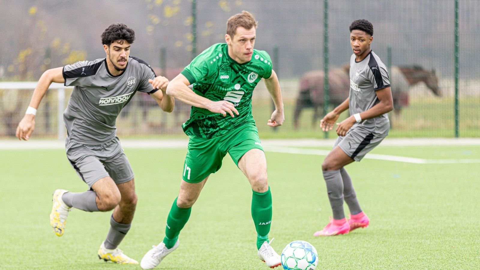 Stephan Sanders vom PSV Lackhausen stoppt auch Moritz Paul