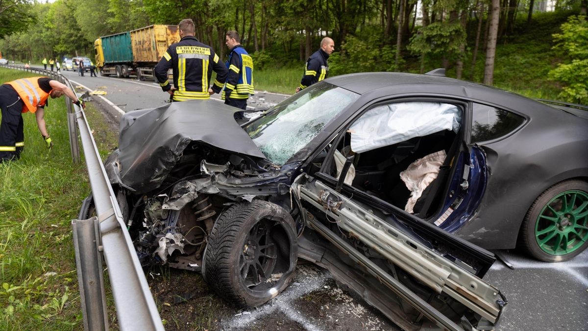 Auto kommt auf Gegenfahrbahn und kollidiert mit Lkw: Mann wird lebensgefährlich verletzt