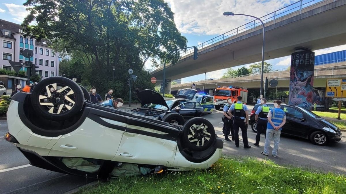 Unfall in Essen: Auto landet auf dem Dach