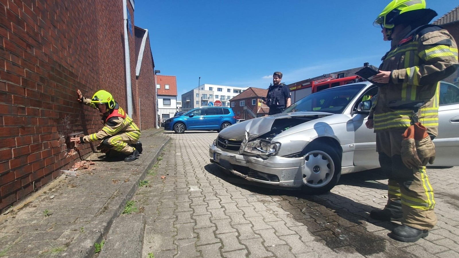 Polizei Geesthacht: Gas und Bremse verwechselt – Seniorin fährt gegen ...