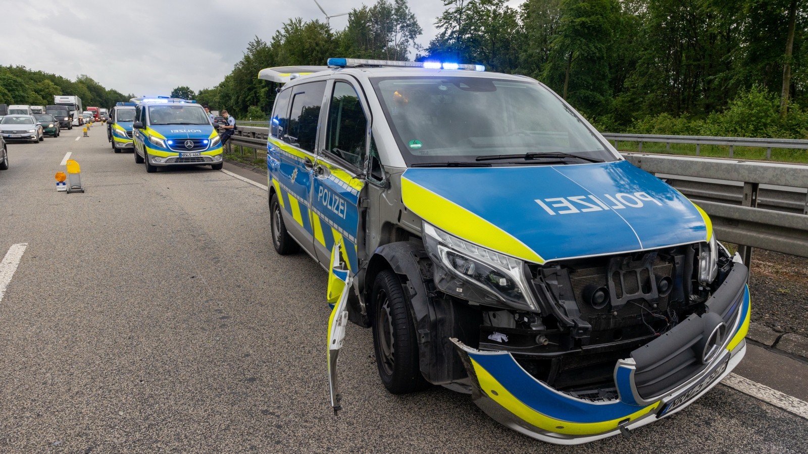 Unfall auf A45 bei Siegen: Polizeiwagen beschädigt, hoher Sachschaden