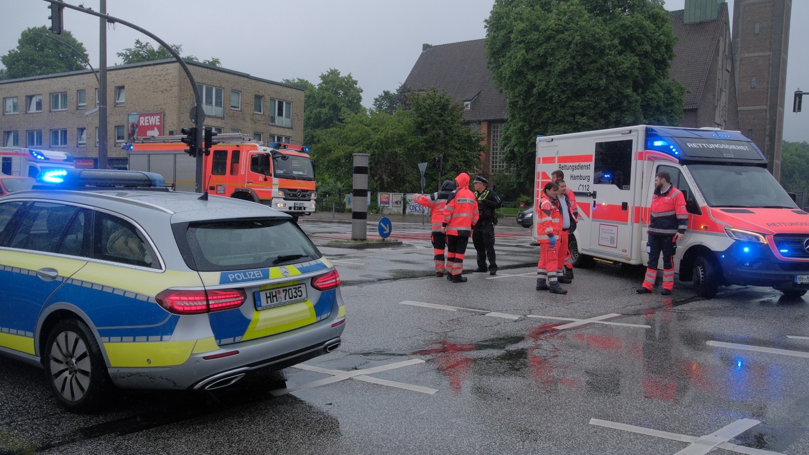Polizei Hamburg: Streifenwagen kollidiert mit Taxi – zwei Personen verletzt