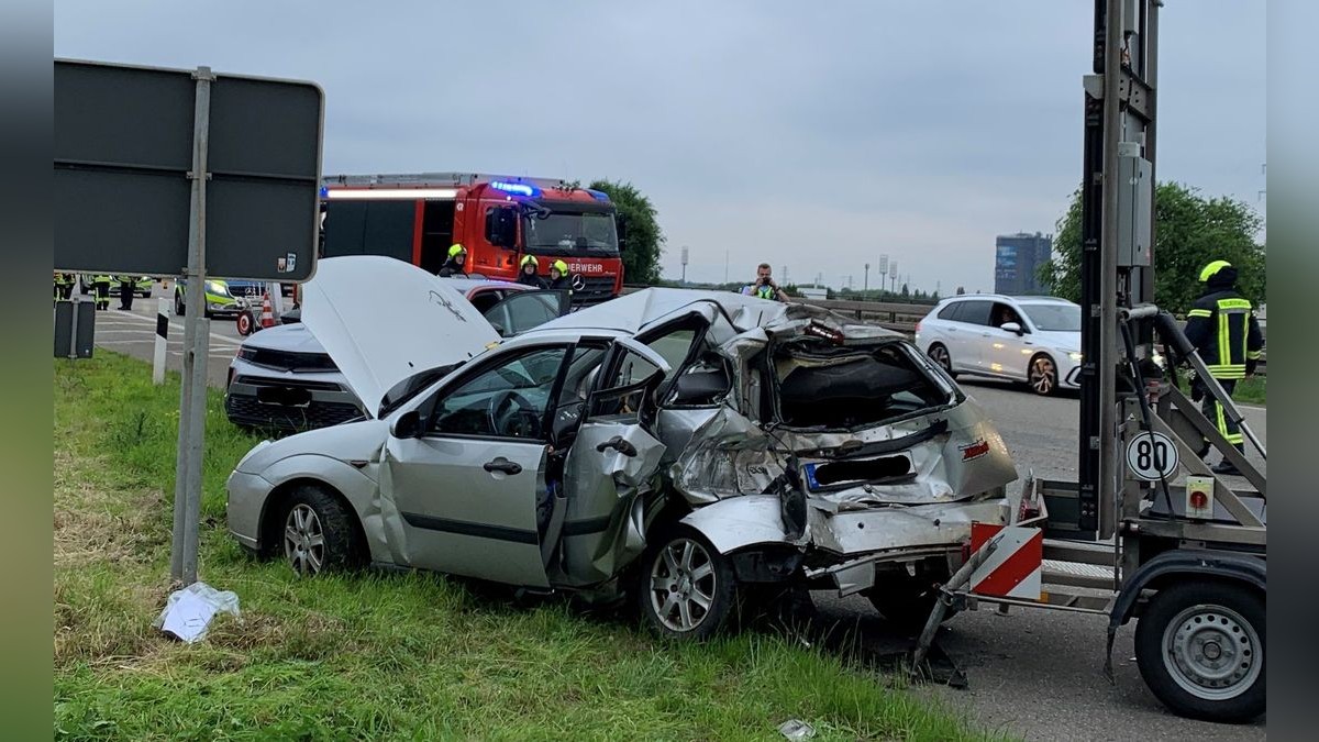 Auffahrunfall auf der A42: Autofahrerin wird schwer verletzt