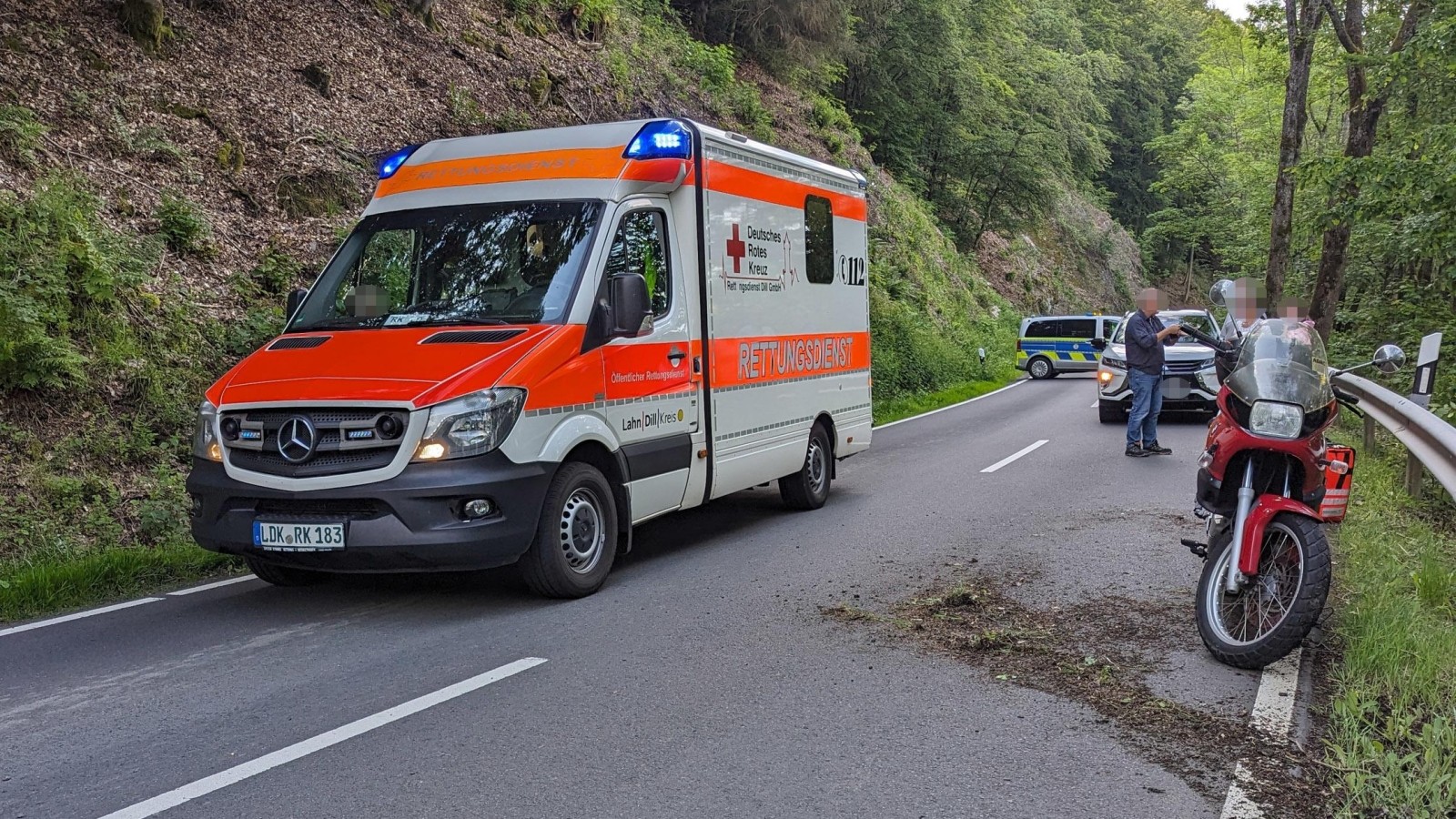 Bei Siegen: Motorradfahrer schwer verletzt – Hubschrauber fliegt