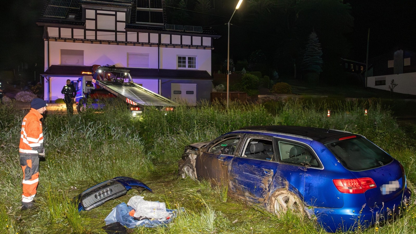 Totalschaden: Auto überschlägt sich bei Unfall in Hofolpe