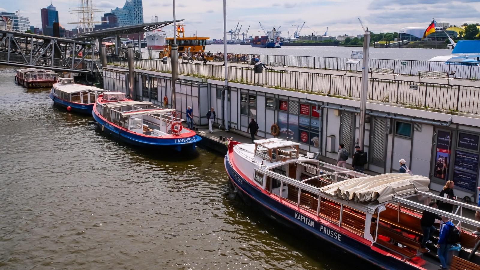 Hamburger Hafen: Razzia auf Barkassen – Zoll kontrolliert vier Anbieter von Hafenrundfahrten